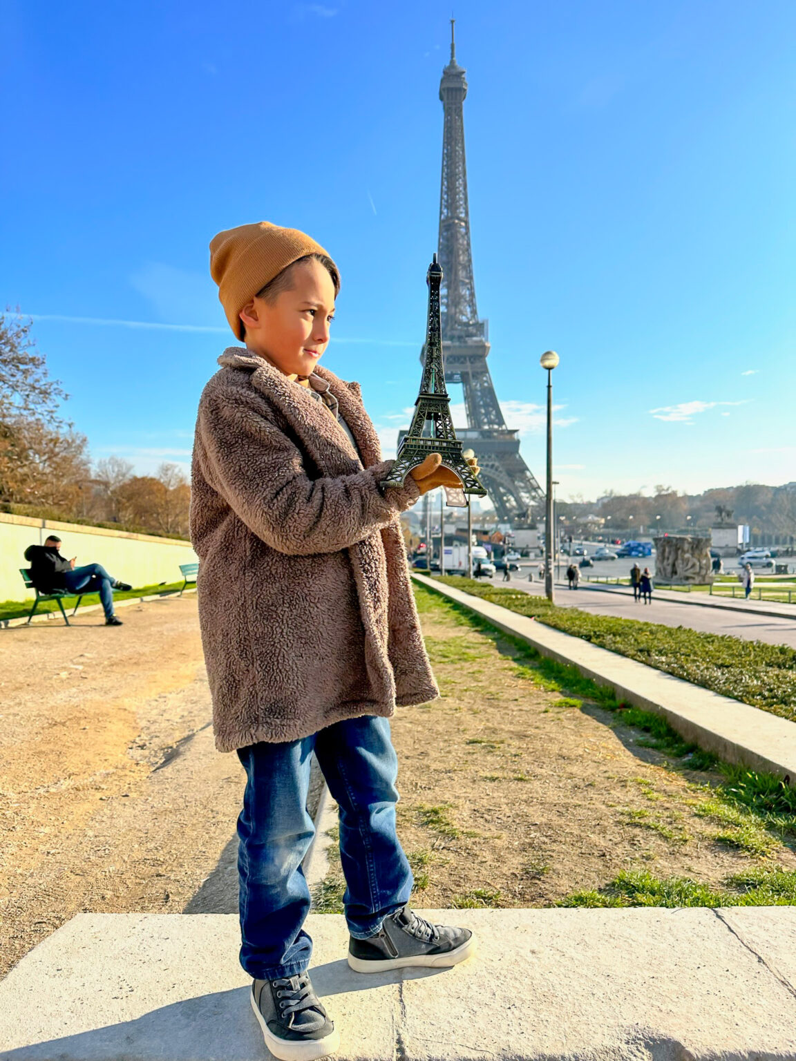 Paris Family Travel Guide - Dawn P. Darnell