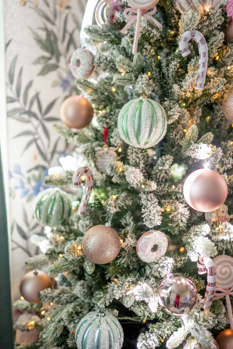 Daisy's Sugar and Sweets Christmas Tree - Dawn P. Darnell